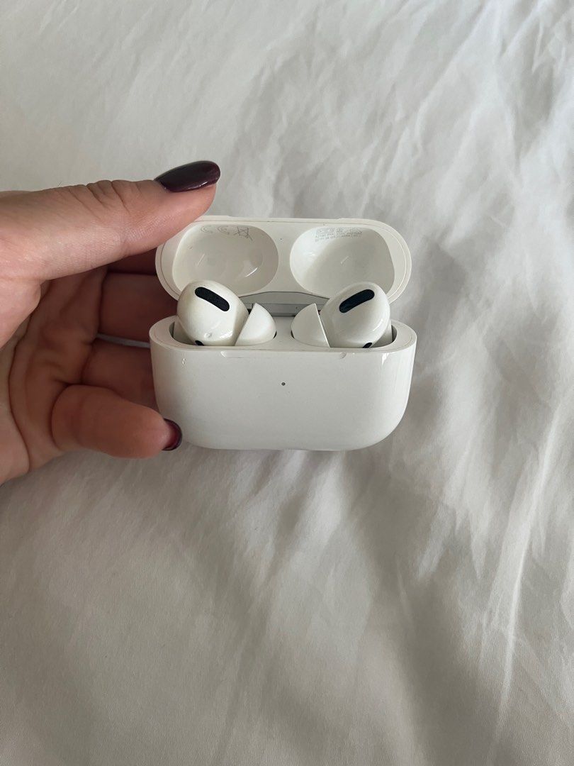 AirPods Pro Gen 1 Full Kit (brand new charging wire and tips included ...