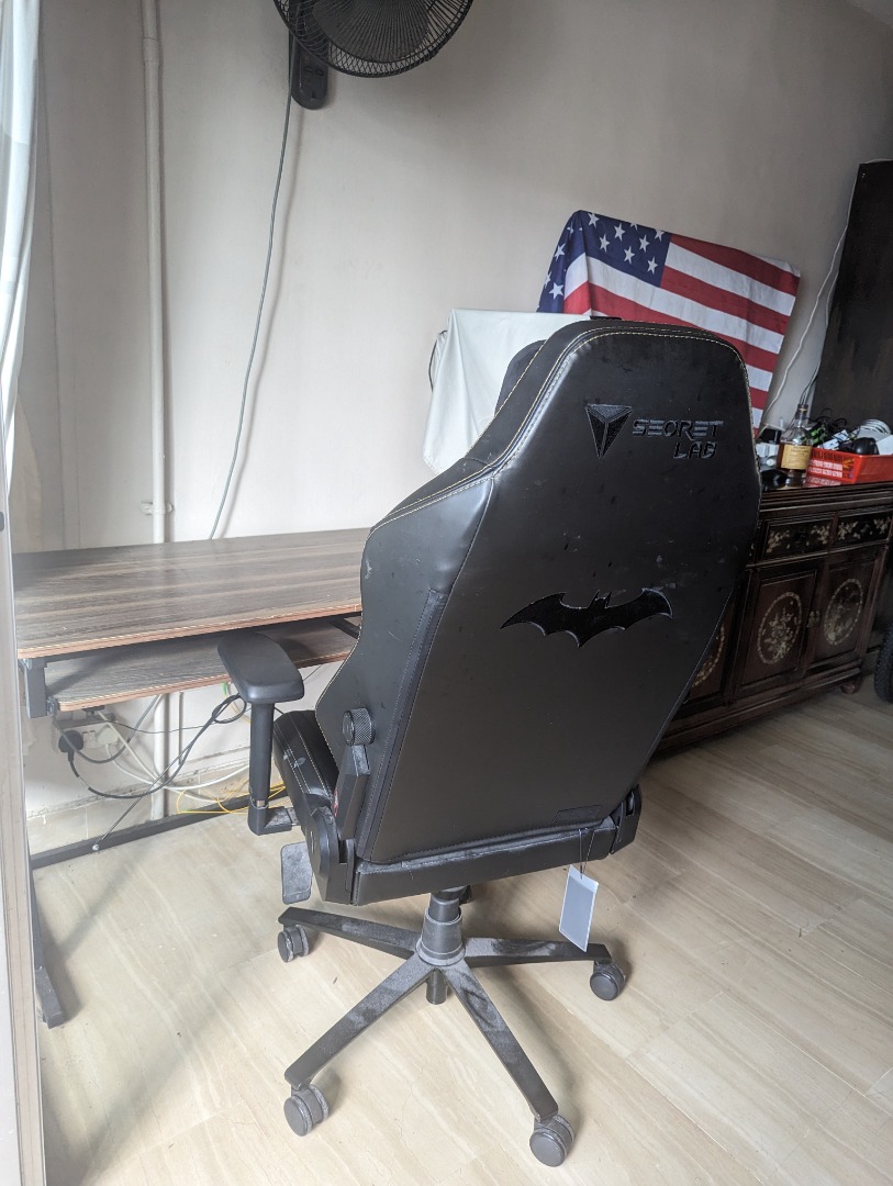 Secretlab TITAN Evo 2022 (Batman) Gaming Chair + Computer Desk ...