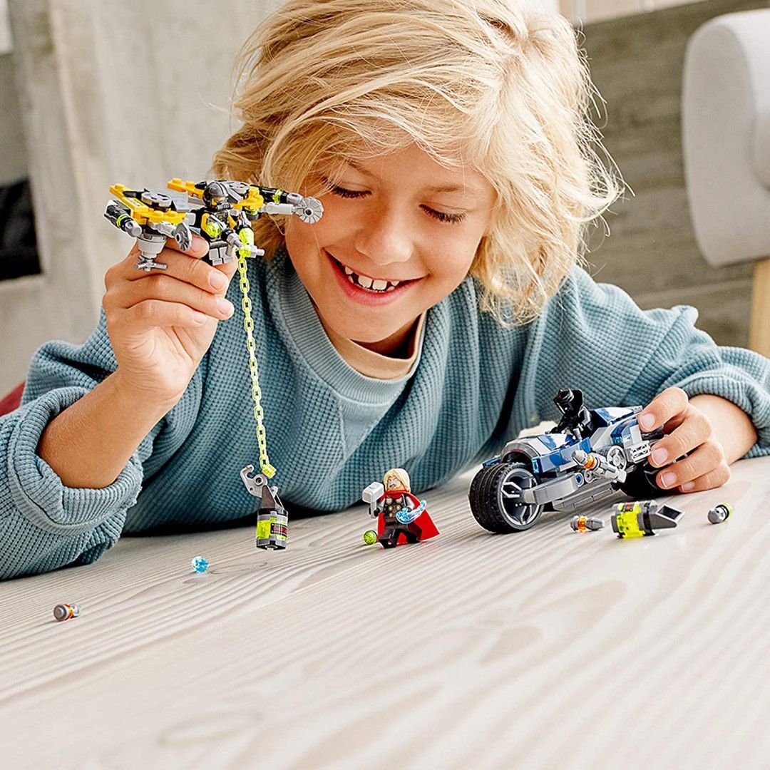 LEGO Marvel Super Heroes 76142: Avengers Speeder Bike Attack, Hobbies ...