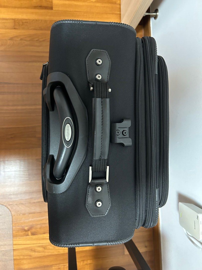 Travelpro FlightCrew5 24" Expandable Rollaboard, Hobbies & Toys, Travel ...