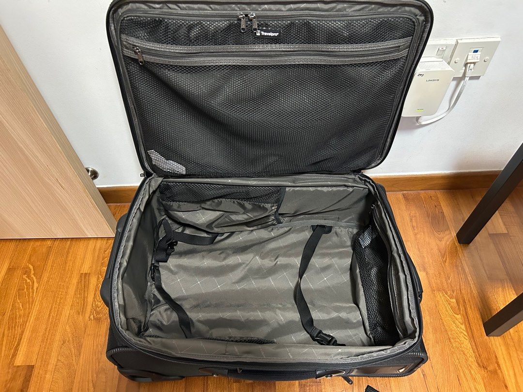 Travelpro FlightCrew5 24" Expandable Rollaboard, Hobbies & Toys, Travel ...