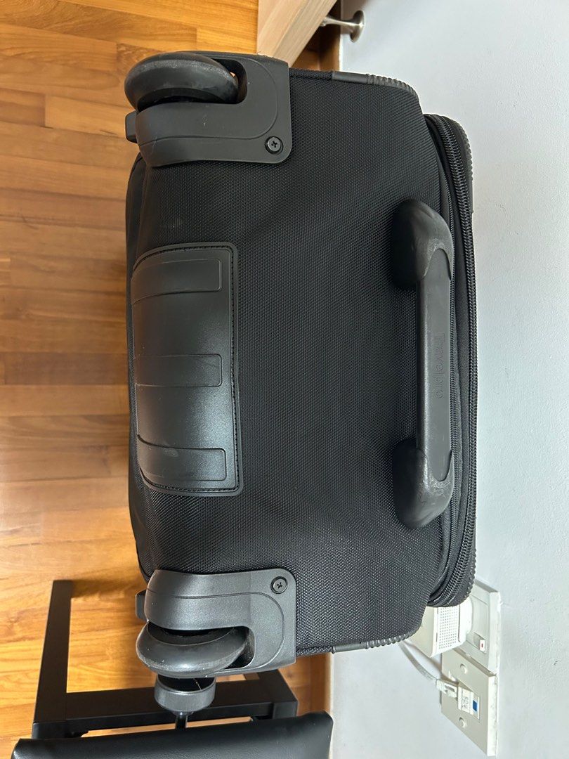 Travelpro FlightCrew5 24" Expandable Rollaboard, Hobbies & Toys, Travel ...