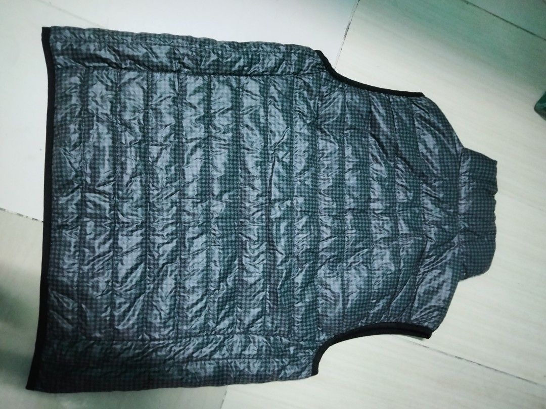 Uniqlo ultra light paffer vest, Announcements on Carousell