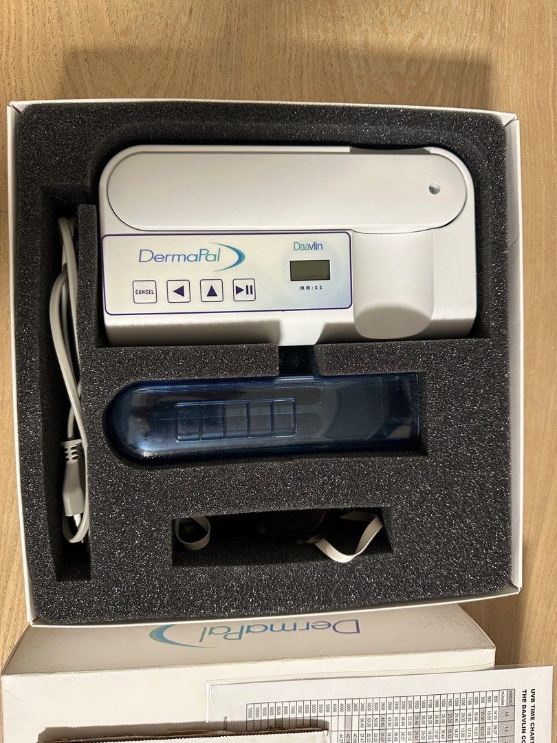 Daavlin DermaPal home phototherapy, Health & Nutrition, Medical ...