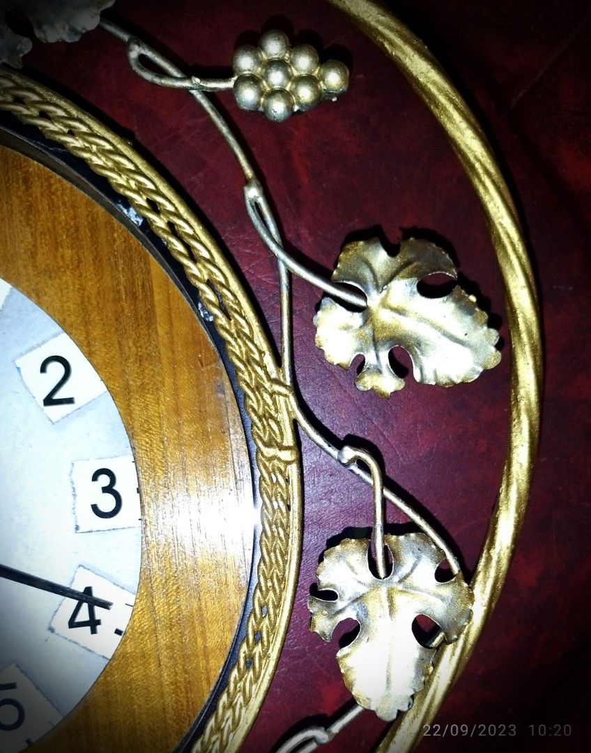 Jam besi las ulir motif buah anggur, Antik, Jam & Perhiasan di Carousell