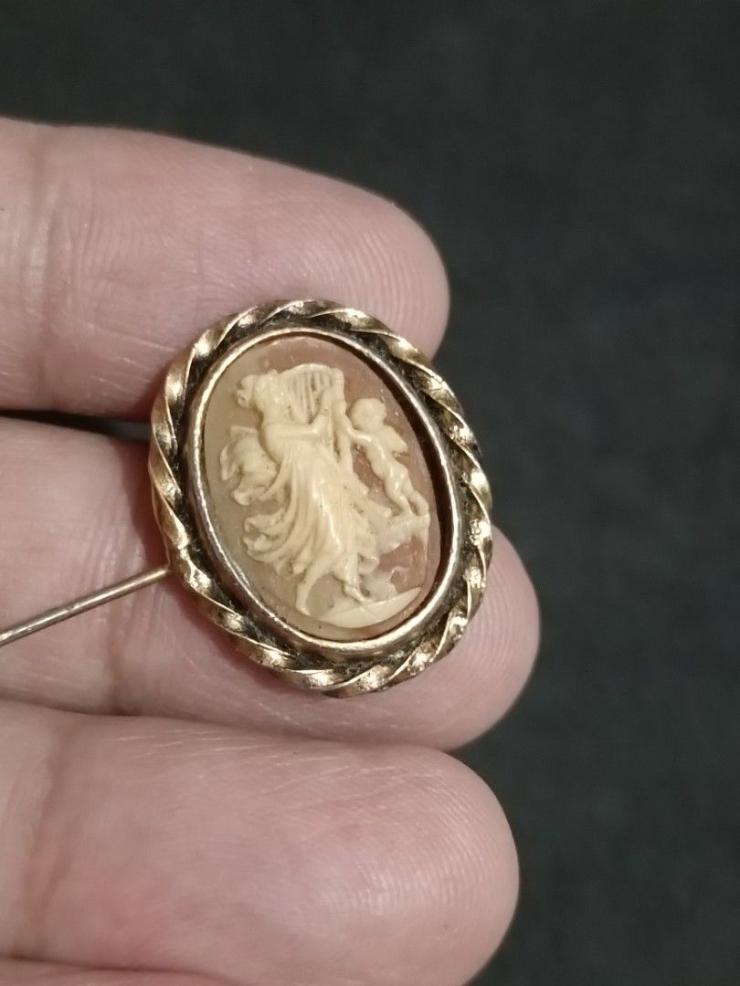 Lapel pin, Women's Fashion, Jewelry & Organizers, Brooches on Carousell