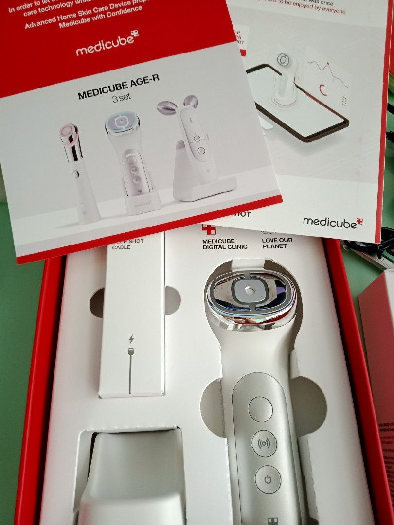 NEW Medicube Age R USSERA Deep Shot Device with Free Gel, Beauty ...