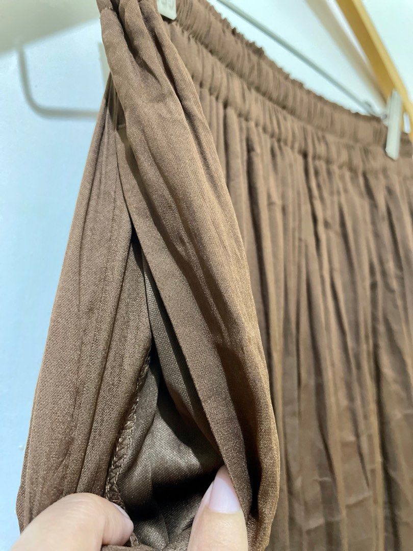 Preloved Rok Gathered Coklat Caramel by Uniqlo, Fesyen Wanita, Pakaian ...