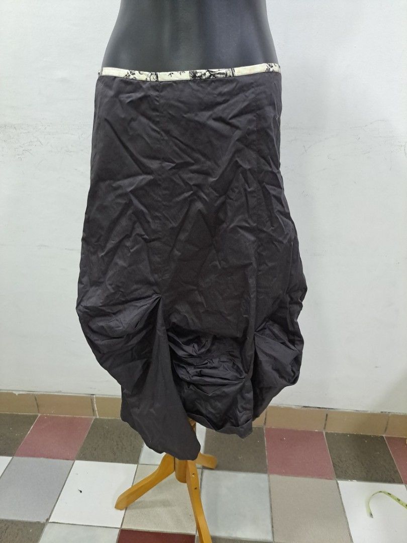 Rok balon, Fesyen Wanita, Pakaian Wanita, Bawahan di Carousell