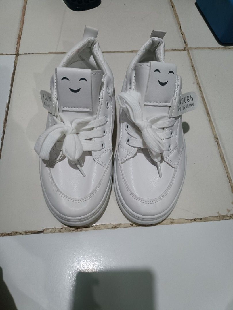 Sepatu Putih, Fesyen Wanita, Sepatu di Carousell