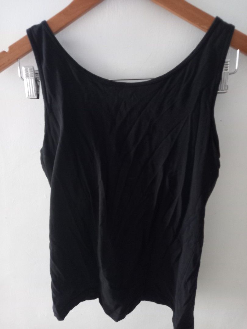 Uniqlo sando with built-in bra, Women's Fashion, Tops, Sleeveless on ...