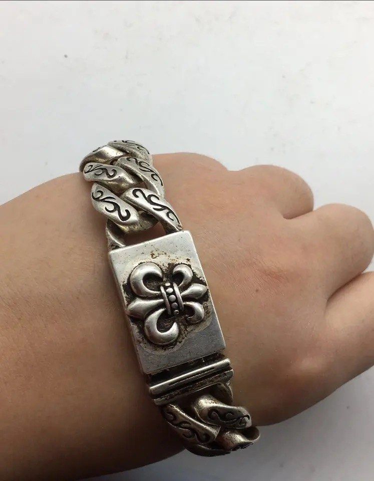 Gelang Perak Lama Tibet Memaparkan Pestle Ajaib Bersama Corak Awan Yang ...