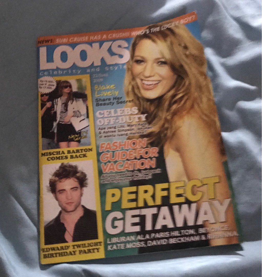 Looks Magazine: Blake Lively, Buku & Alat Tulis, Majalah & Lainnya di Carousell