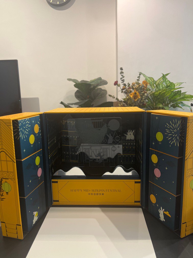 Mooncakes deluxe gift box worth $498 Dominique Ansel jade rabbit, 嘢食 ...