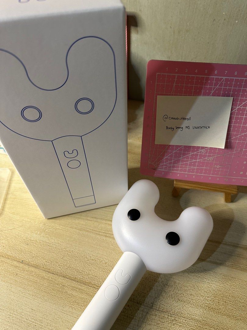 NEWJEANS BINKY BONG LIGHTSTICK, Hobbies & Toys, Memorabilia ...