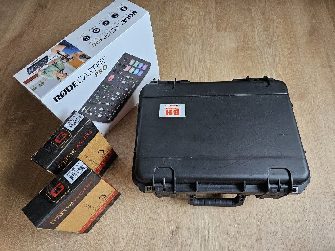 Rode RodeCaster Pro + Hard Case + 2 x Podmics + 2 x GatorWork Stands ...