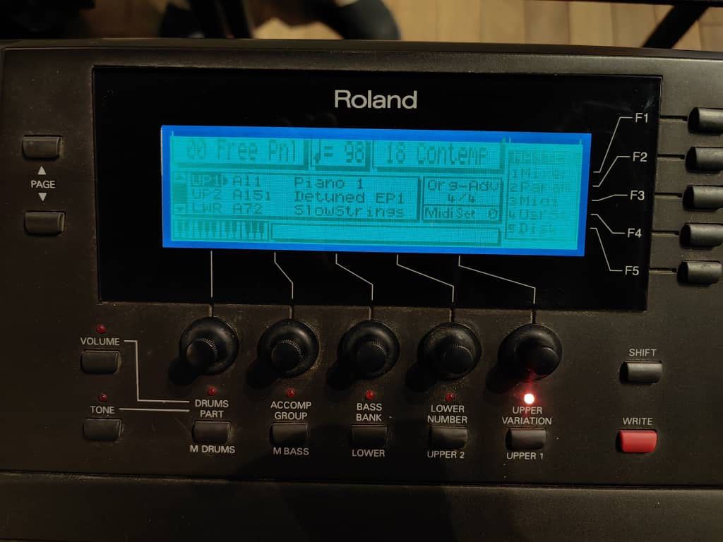 Roland E-96 keyboard, Hobbies & Toys, Music & Media, Musical ...