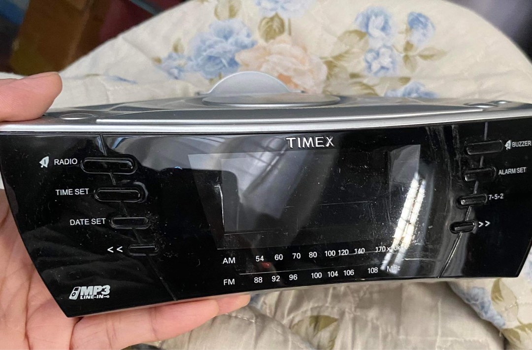 TIMEX DUAL ALARM WITH AN/FM radio 11p volts nonly battery operated ...
