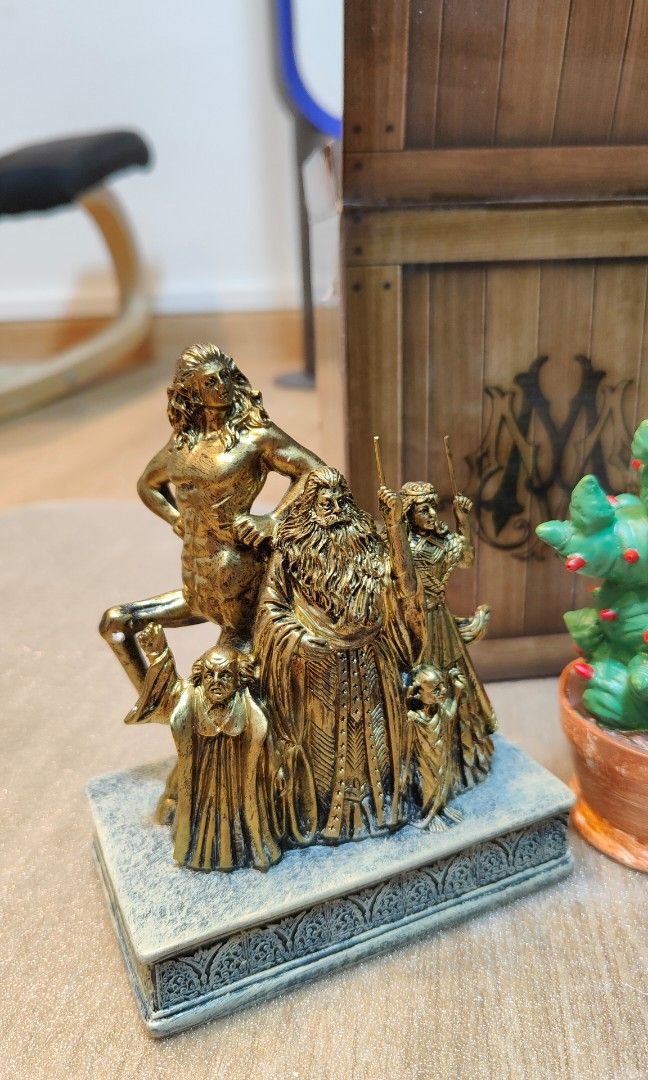 Wizarding Trunk Harry Potter display pieces, Hobbies & Toys, Books ...