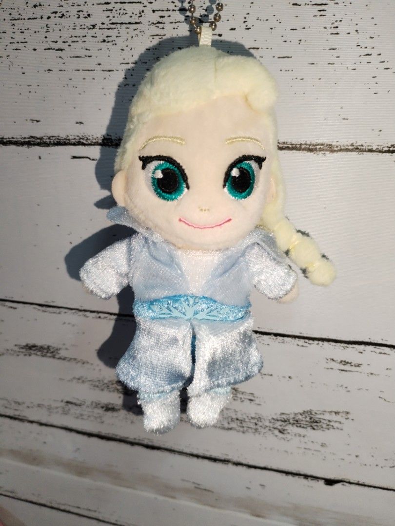 Elsa frozen keychain, Hobbies & Toys, Toys & Games on Carousell