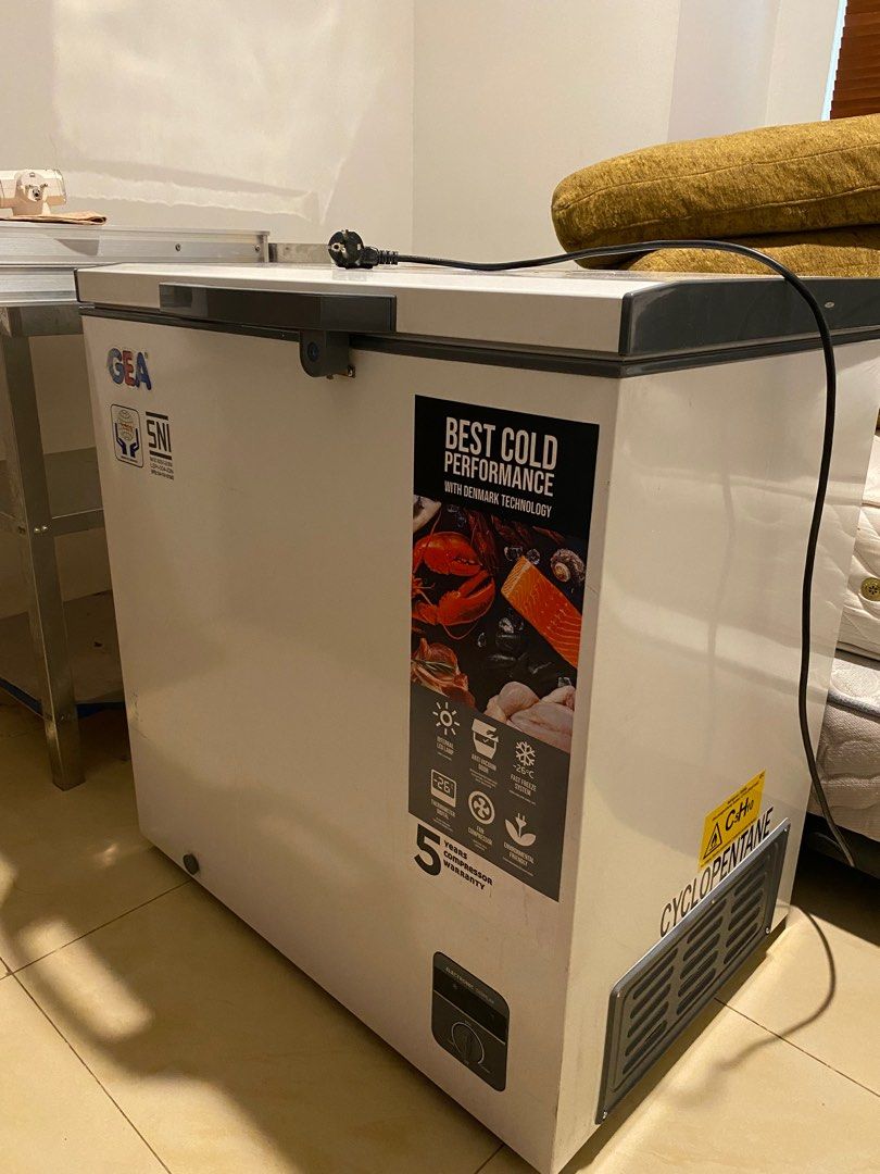 Freezer 300 liter GEA Chest Freezer, Kitchen & Appliances di Carousell