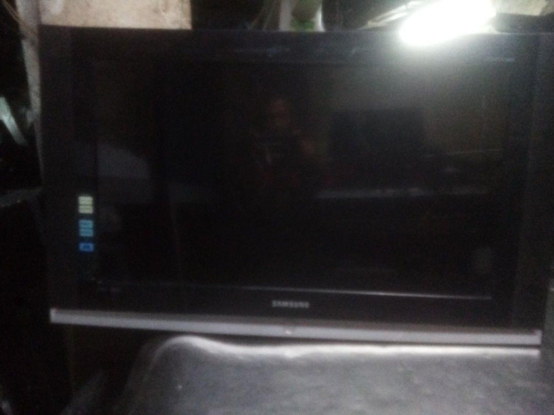 Samsung 32 inch LCD tv, TV & Home Appliances, TV & Entertainment, TV on Carousell
