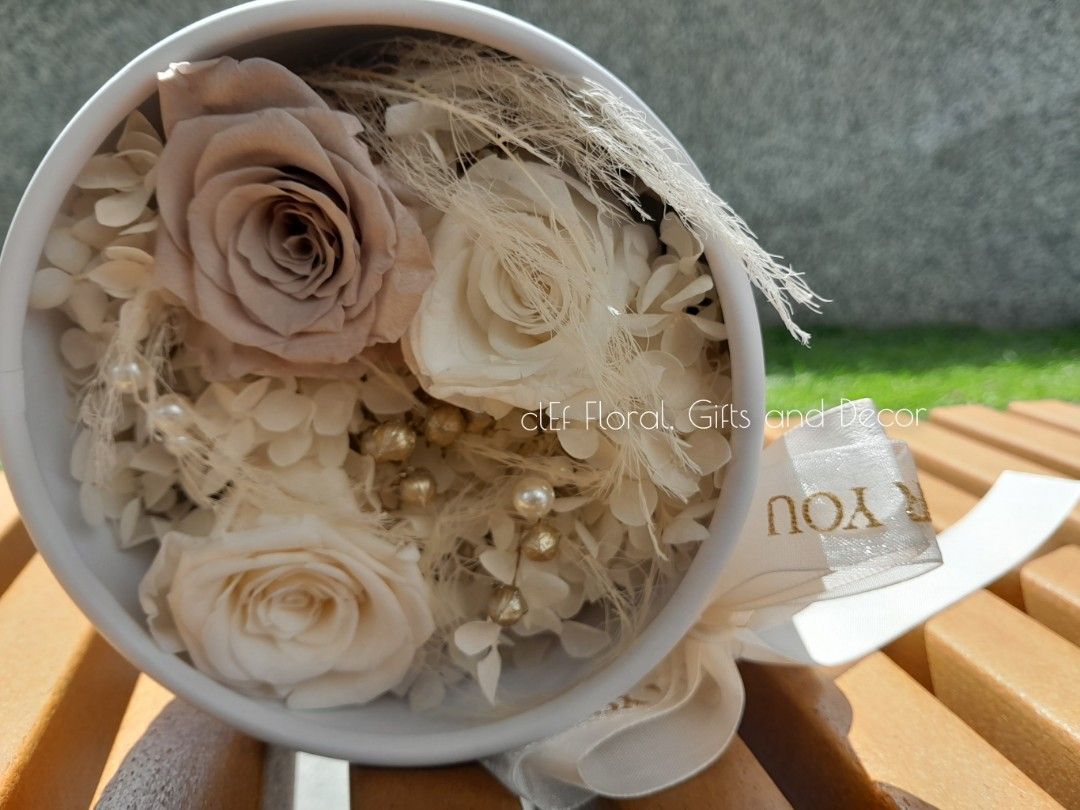 White neutral bloom box, neutral tones premium preserved roses ...