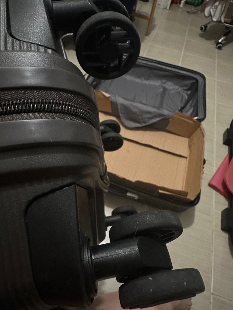 American Tourister Linex Spinner Small (Platinum), Hobbies & Toys ...