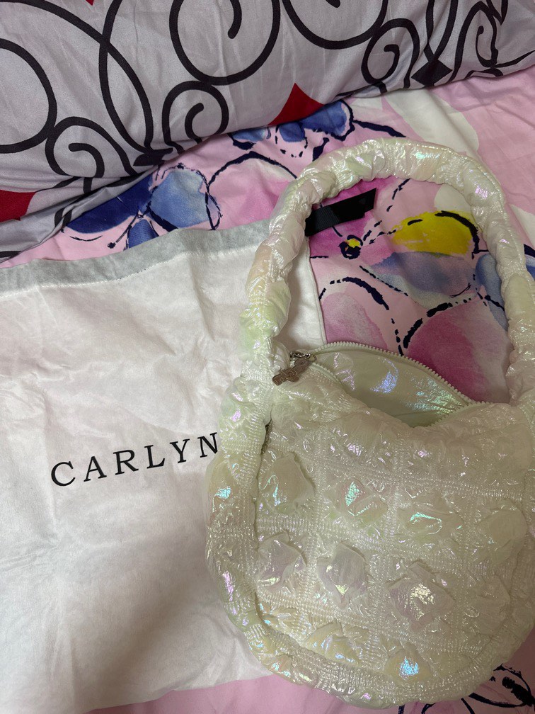 Carlyn medium hologram, Women's Fashion, Bags & Wallets, Shoulder Bags on Carousell