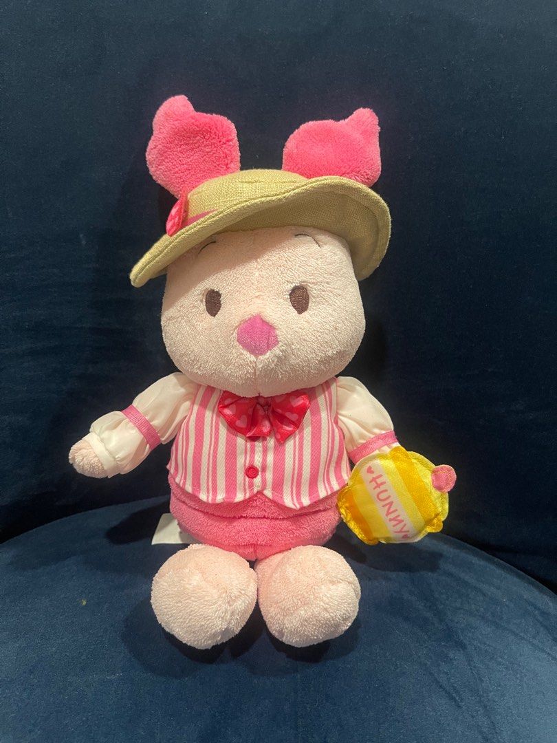 Disneystore Pooh Piglet with Hat (30cm), Hobbies & Toys, Memorabilia ...