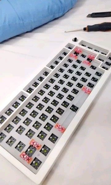 Fully Built & Modded Akko 5075s Vintage White Keyboard, Computers ...