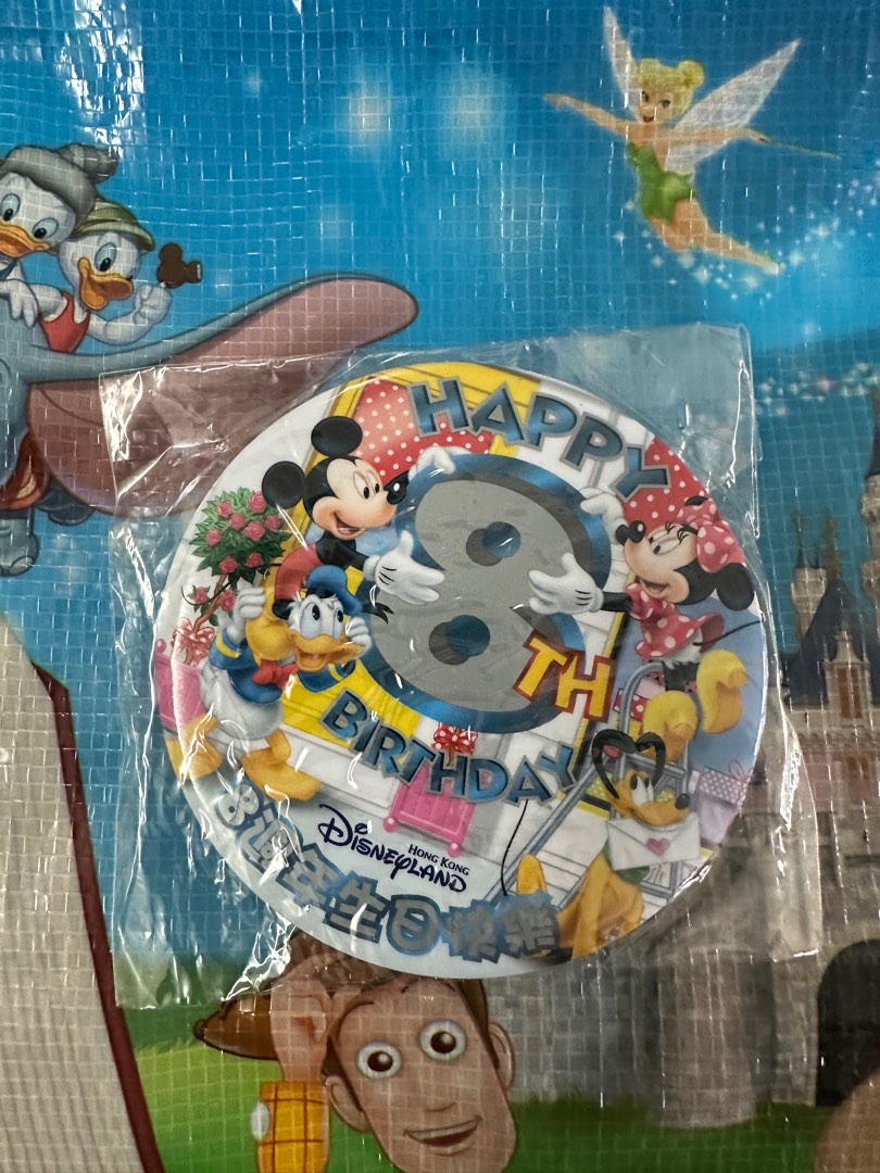 HKDL 迪士尼8周年生日襟章 Disney button, 興趣及遊戲, 收藏品及紀念品, 明星周邊 - Carousell