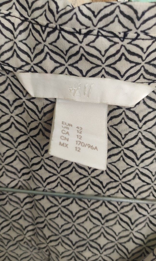 outer motif HnM, Fesyen Wanita, Pakaian Wanita, Baju Luaran di Carousell