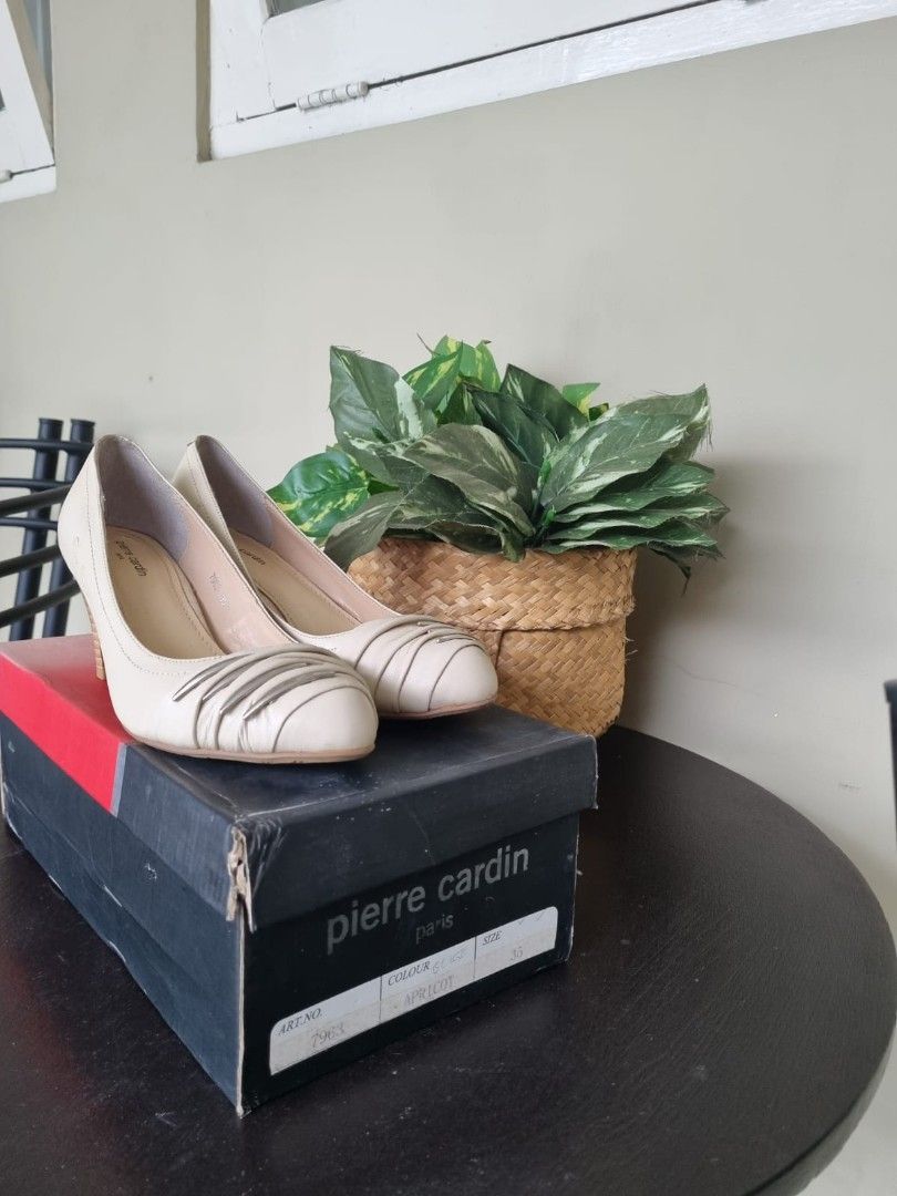 Pierre Cardin, Fesyen Wanita, Sepatu di Carousell