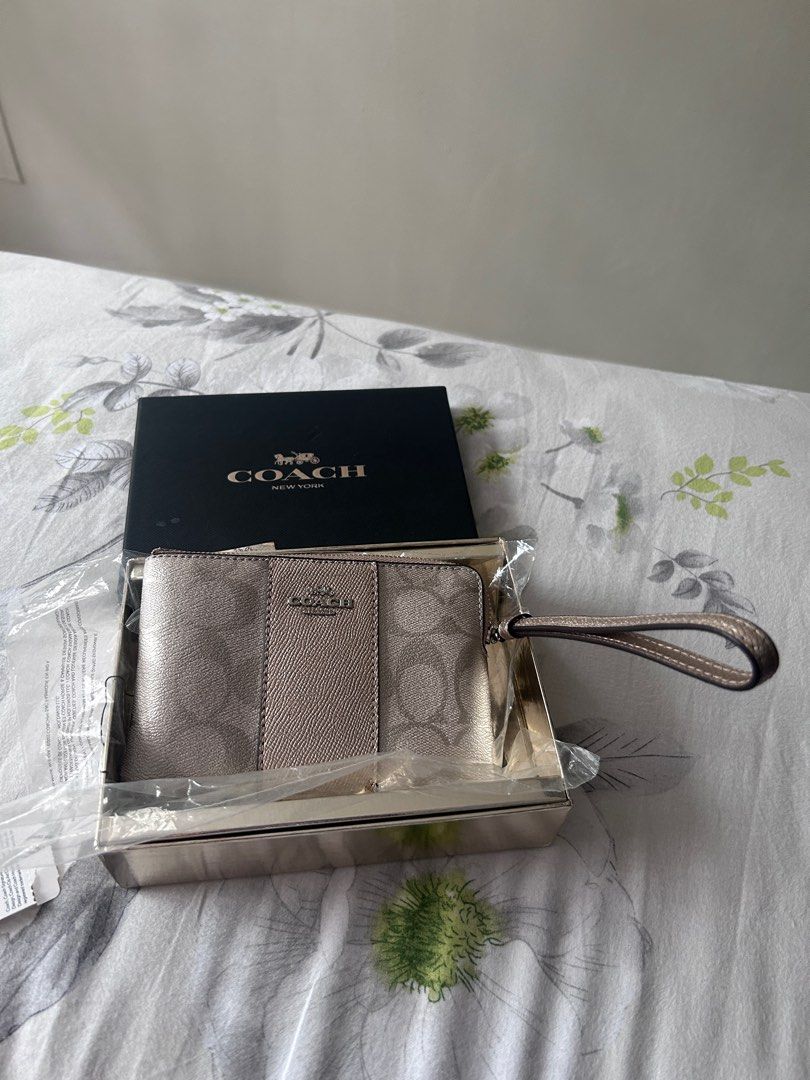 Coach wallet, Women's Fashion, Bags & Wallets, Wallets & Card Holders ...