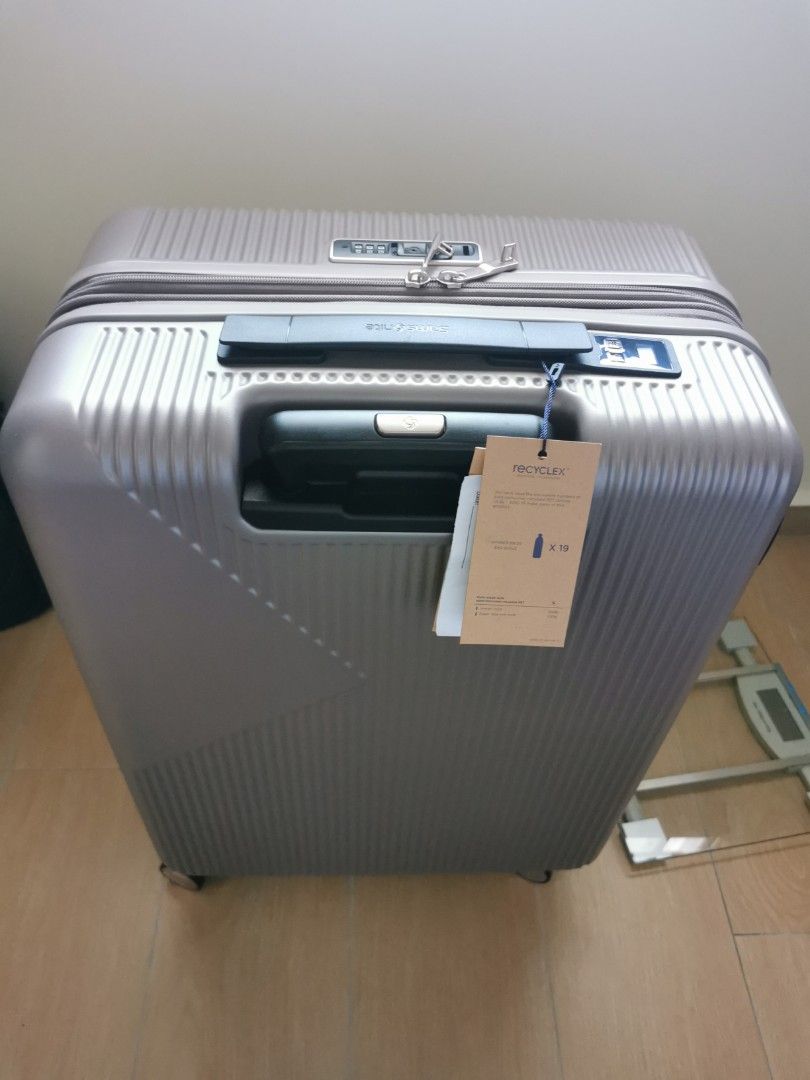 Samsonite Spinner 69cm/25inches Exp Scale, Hobbies & Toys, Travel ...