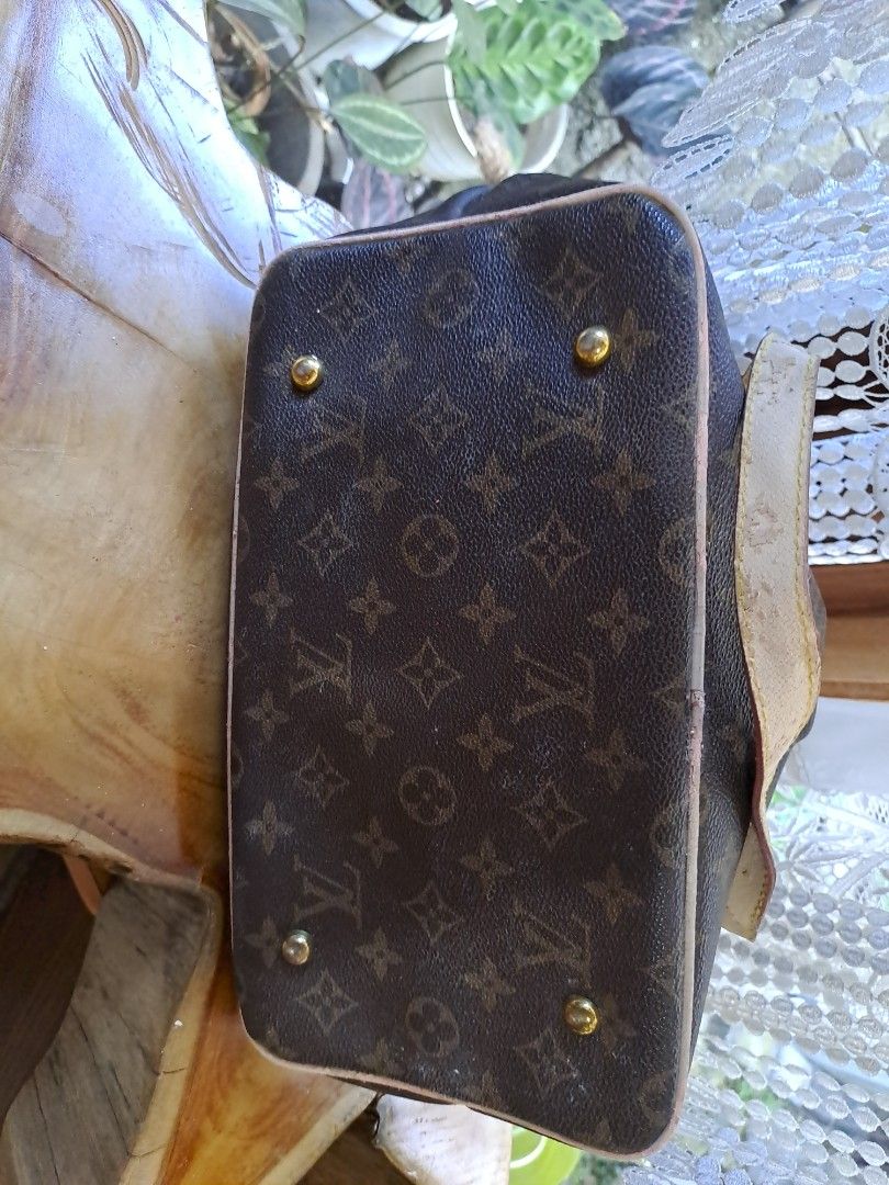 Tas LV shoulder, Barang Mewah, Tas & Dompet di Carousell