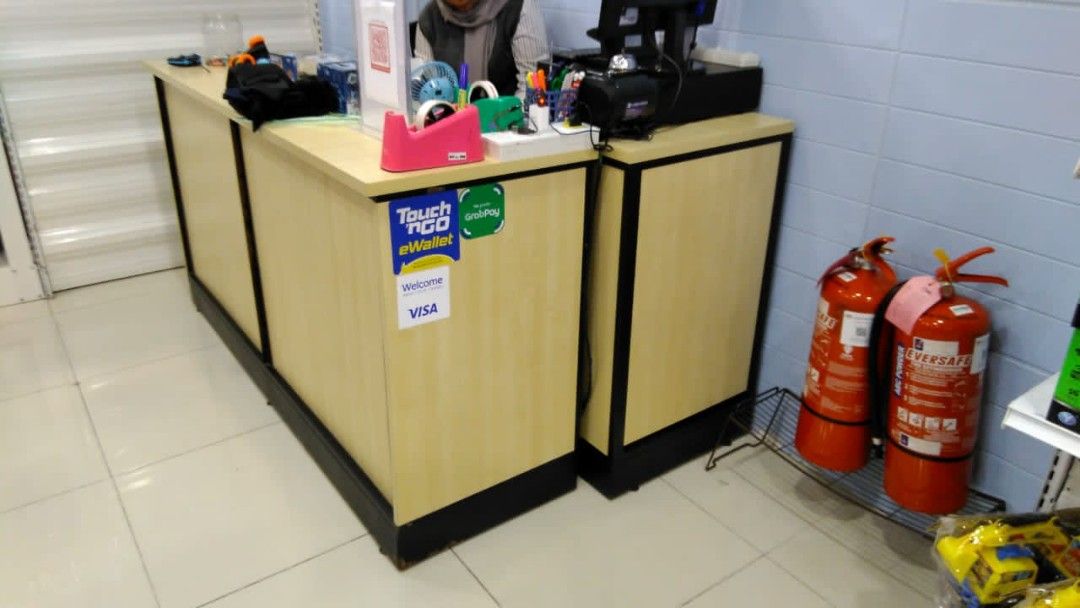 6' cashier counter with side table (used), Announcements on Carousell