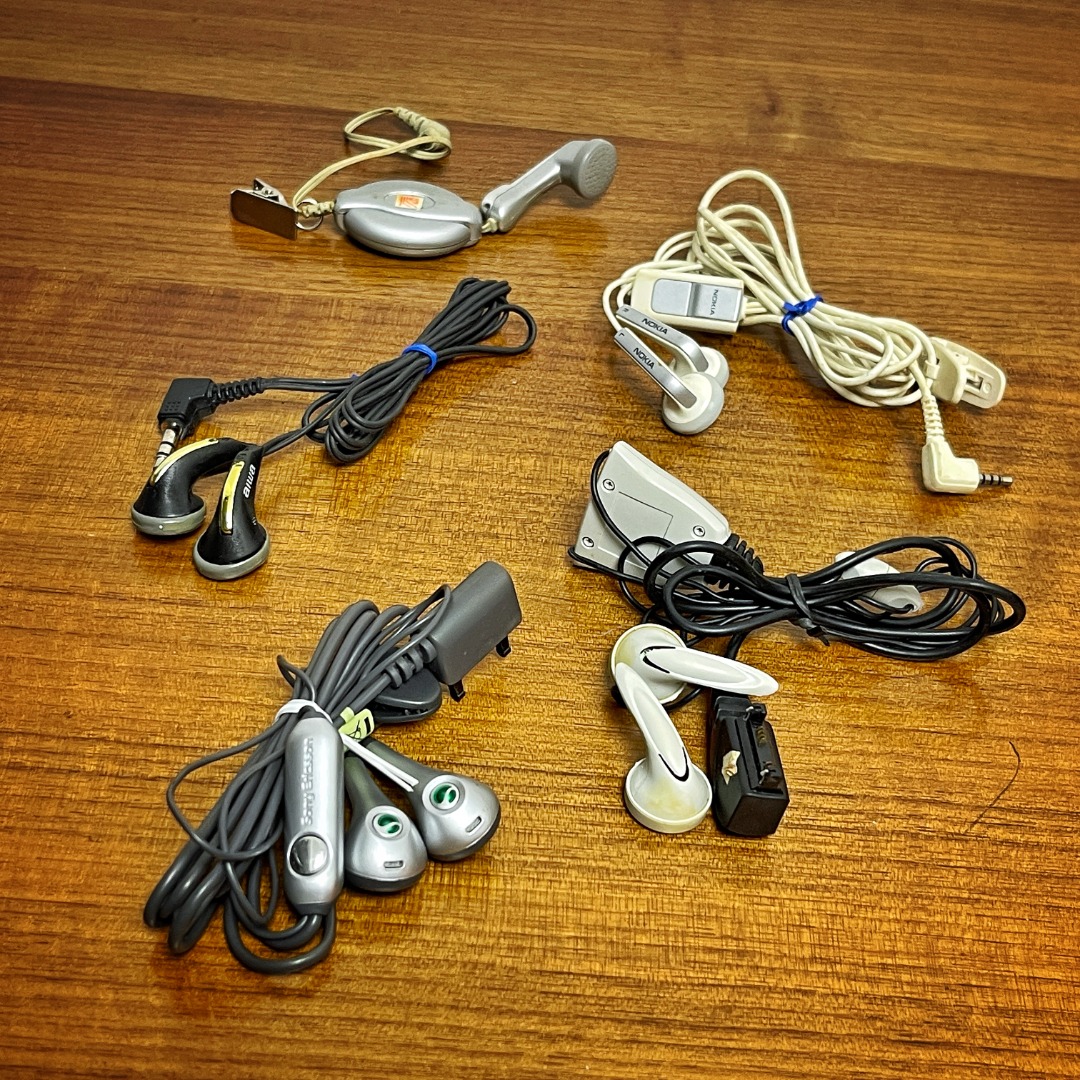 Give Away Random Wired Earphones, Free Items on Carousell