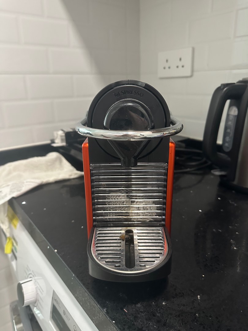 Nespresso Pixie Electric Red, 家庭電器, 廚房電器, 咖啡機及咖啡壺 - Carousell