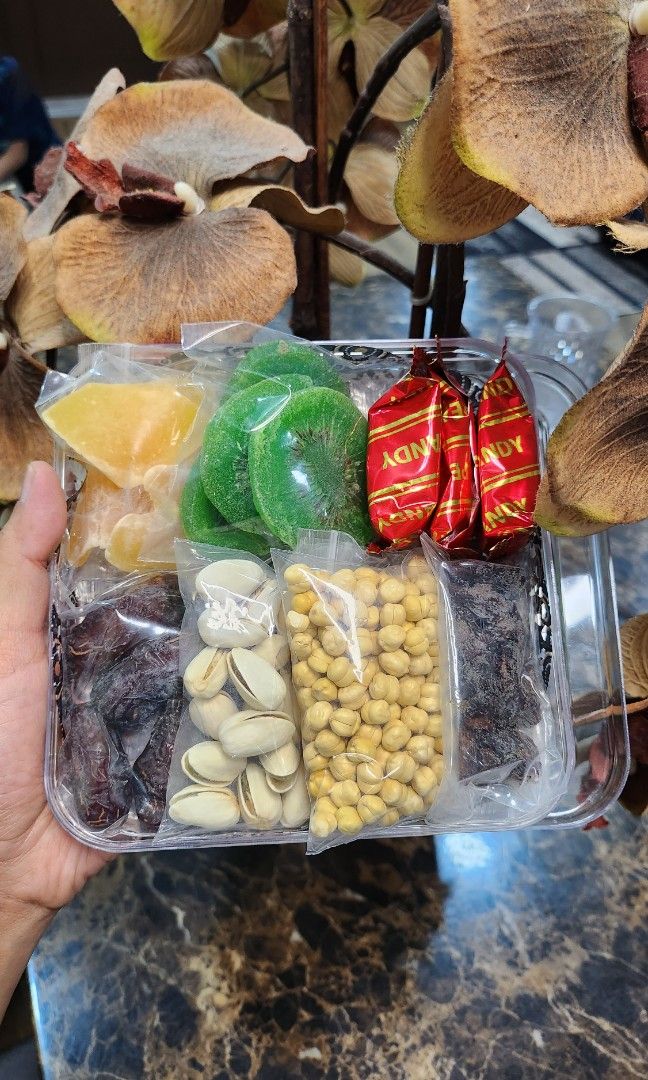 Ramadhan giftbox makanan sunnah kurma dan dried fruit, Food & Drinks ...