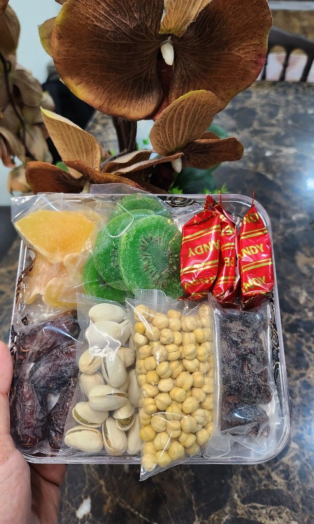 Ramadhan giftbox makanan sunnah kurma dan dried fruit, Food & Drinks ...
