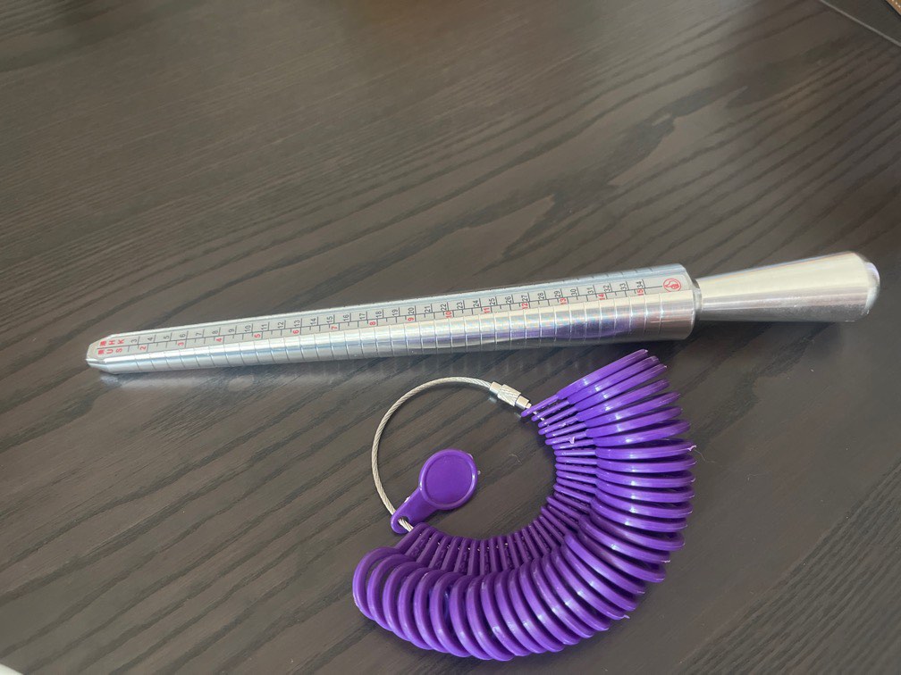 Ring Measurer - Full set of ring sizes and steel measuring stick, 傢俬＆家居 ...