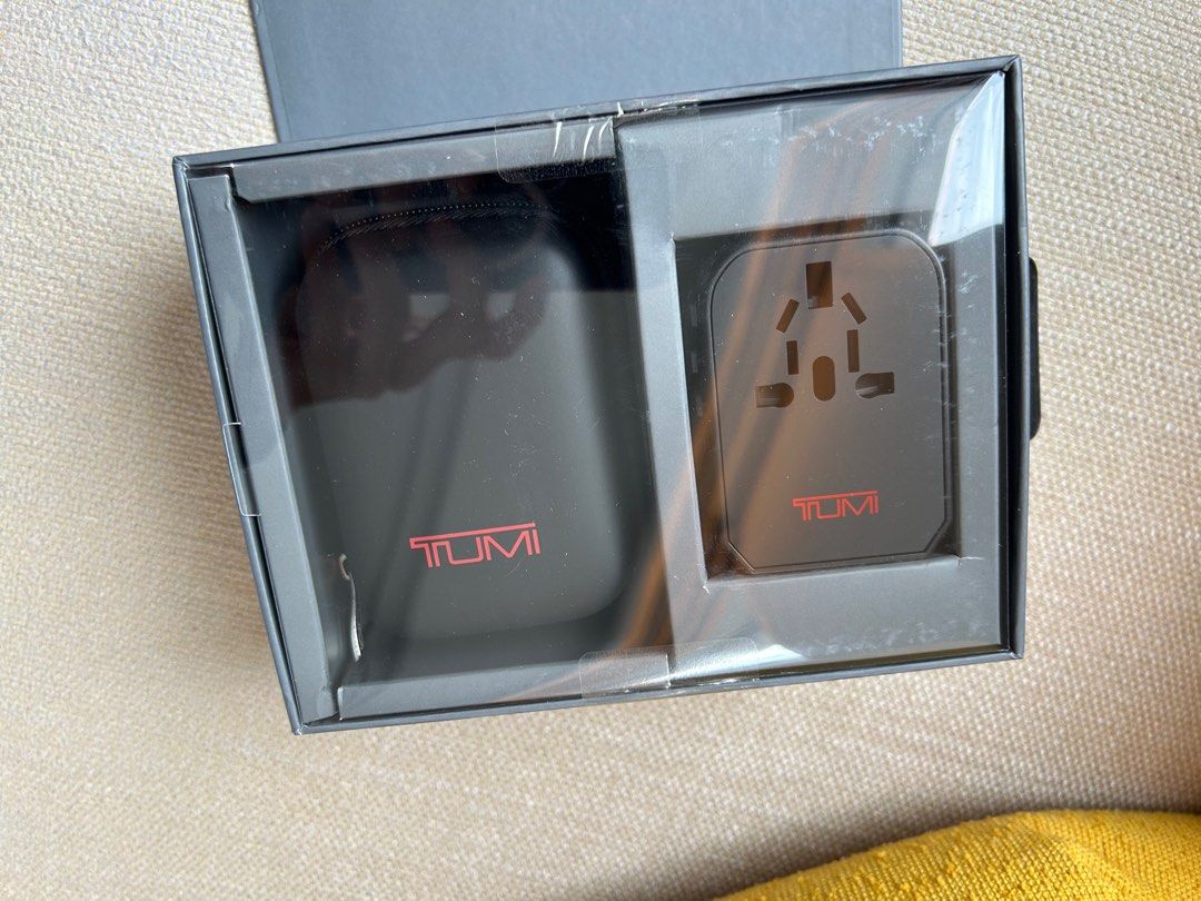 Tumi Travel Adapter, 手提電話, 其他裝置 - Carousell