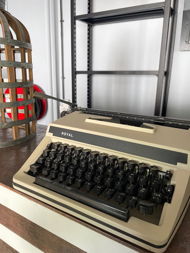 Vintage Typewriter (Royal - Made In Japan), Hobbies & Toys, Memorabilia ...