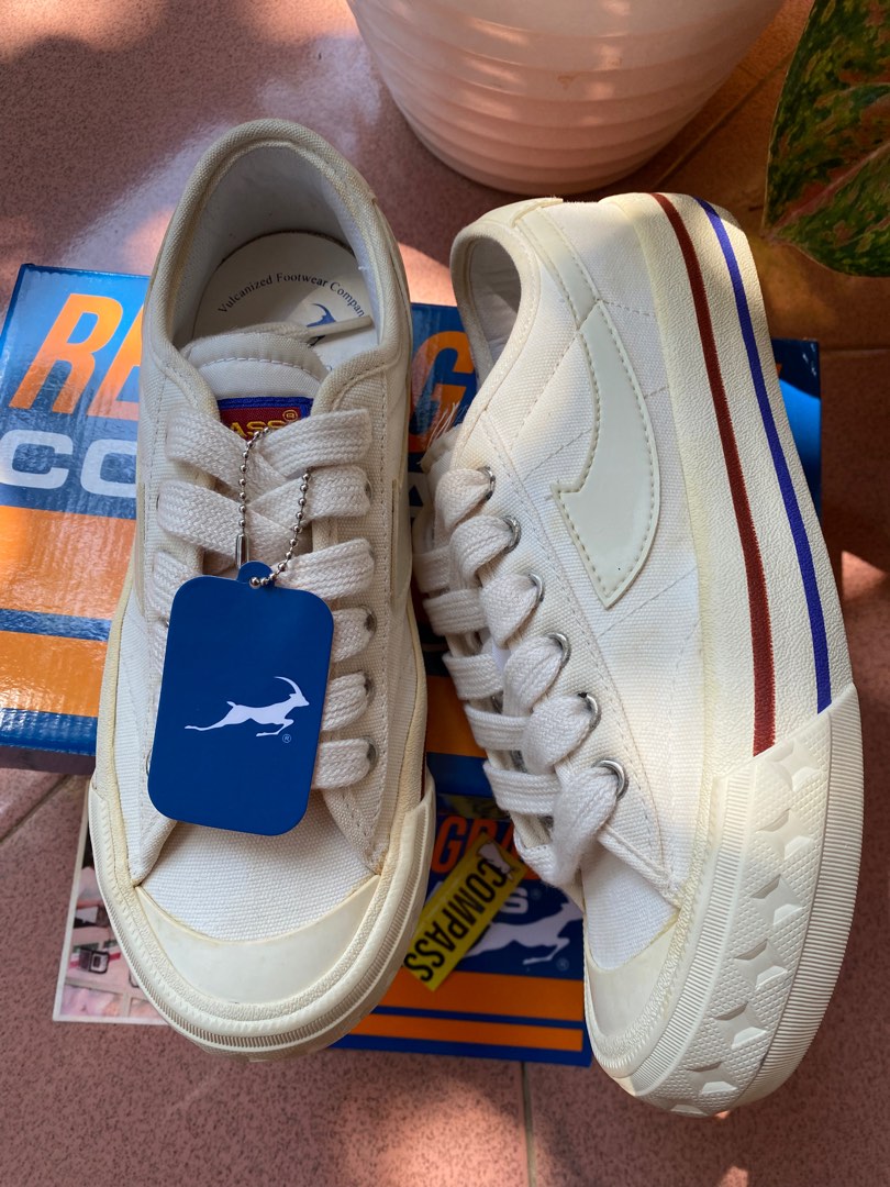 Compass Retrograde Low Cream, Fesyen Pria, Sepatu , Sneakers di Carousell