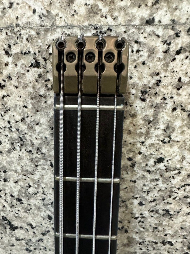 Status Made In England Graphite S1 Headless Bass Guitar, Hobbies & Toys ...