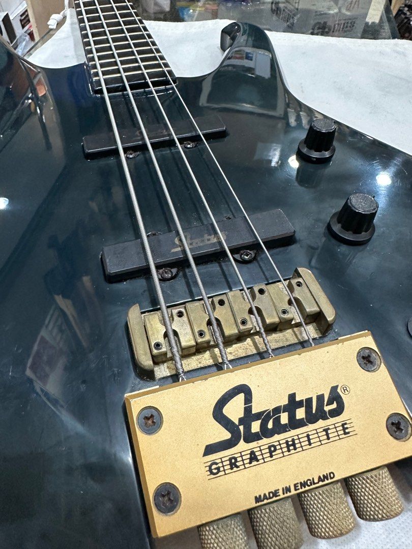 Status Made In England Graphite S1 Headless Bass Guitar, Hobbies & Toys ...