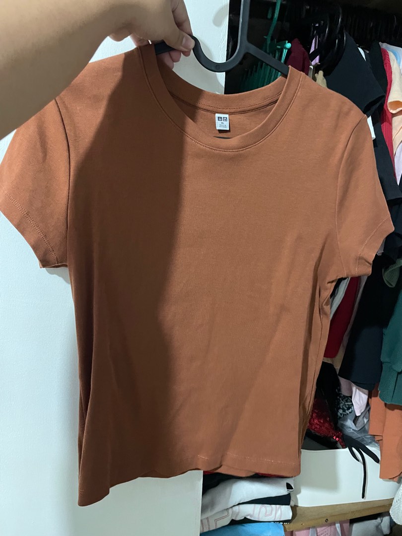 Uniqlo Basic Crop Top, Women's Fashion, Tops, Shirts on Carousell