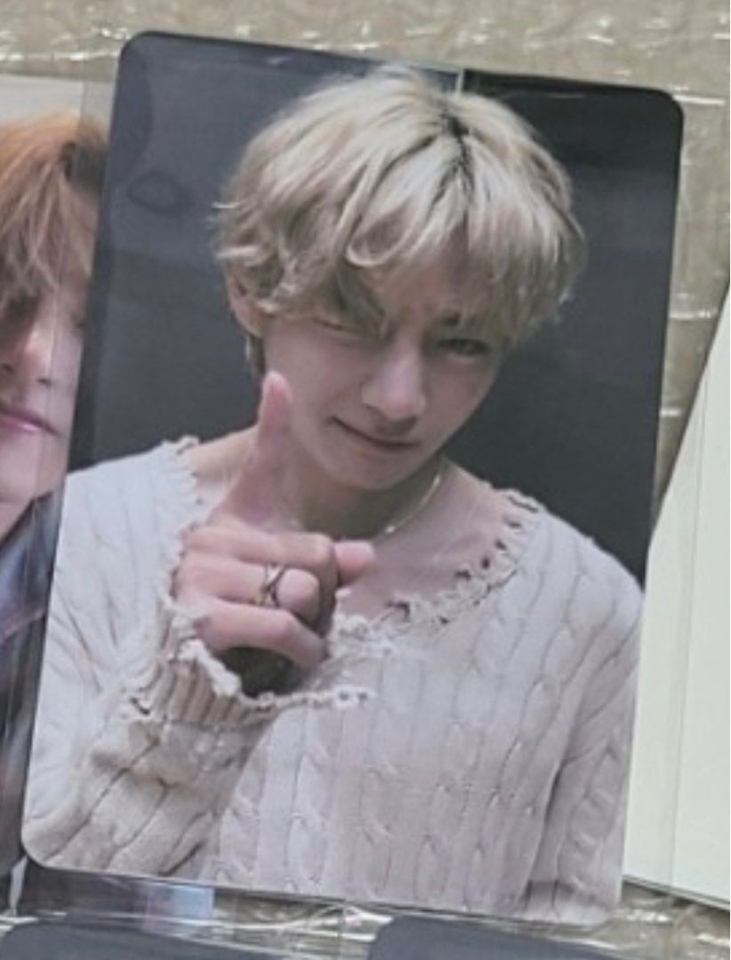 V layover BTS pvc pc 小卡, 興趣及遊戲, 收藏品及紀念品, 韓流 - Carousell